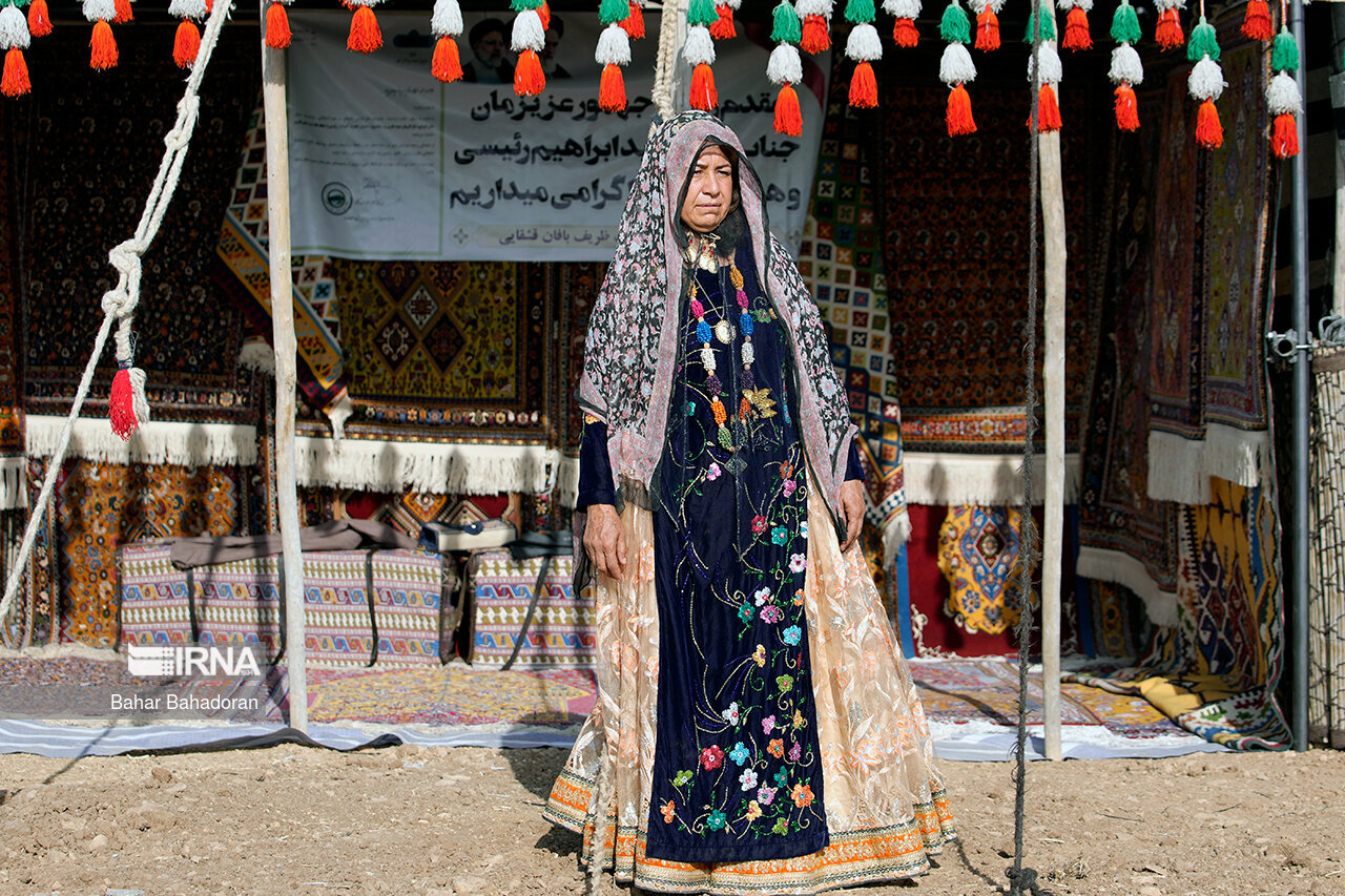 تصاویری زیبا از پوشش متفاوت زنان عشایر در استقبال از رئیسی عکس