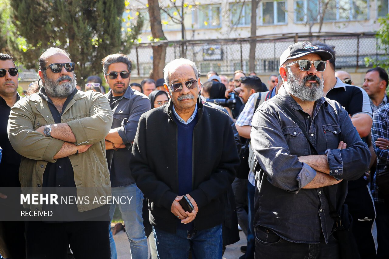 مراسم تشییع رضا داودنژاد با حضور هنرمندان آغاز شد فیلم