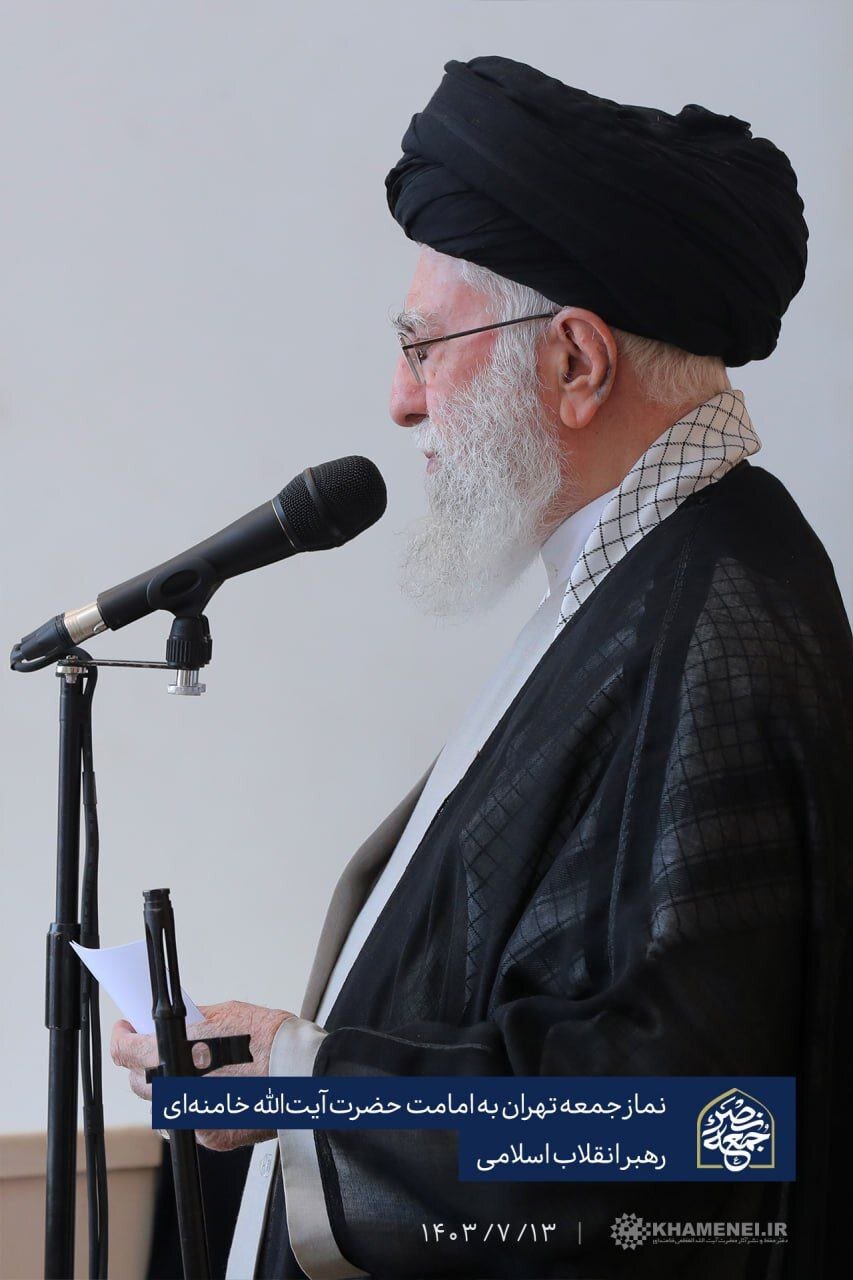 این اسلحه در دست رهبر انقلاب درهنگام ایراد خطبه های نماز جمعه چه معنایی