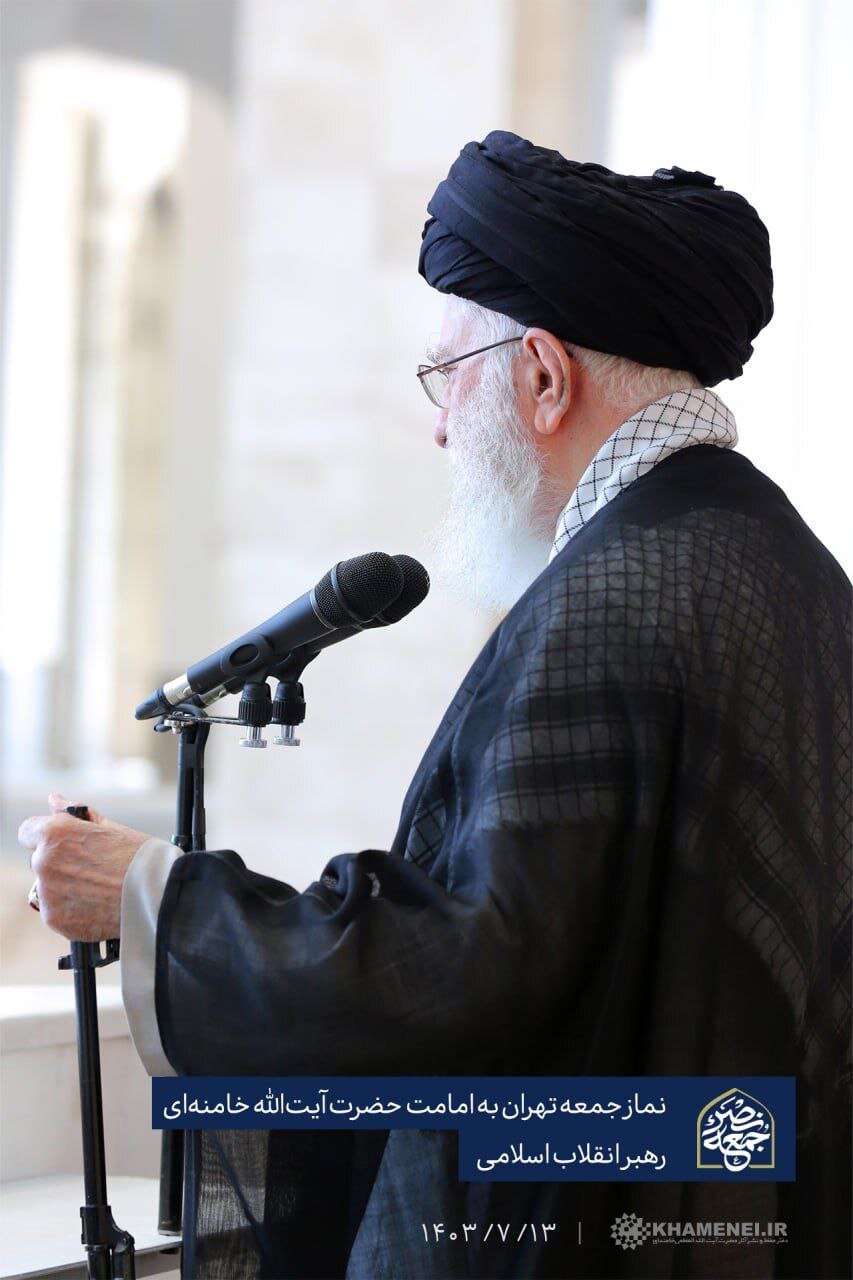 این اسلحه در دست رهبر انقلاب درهنگام ایراد خطبه های نماز جمعه چه معنایی