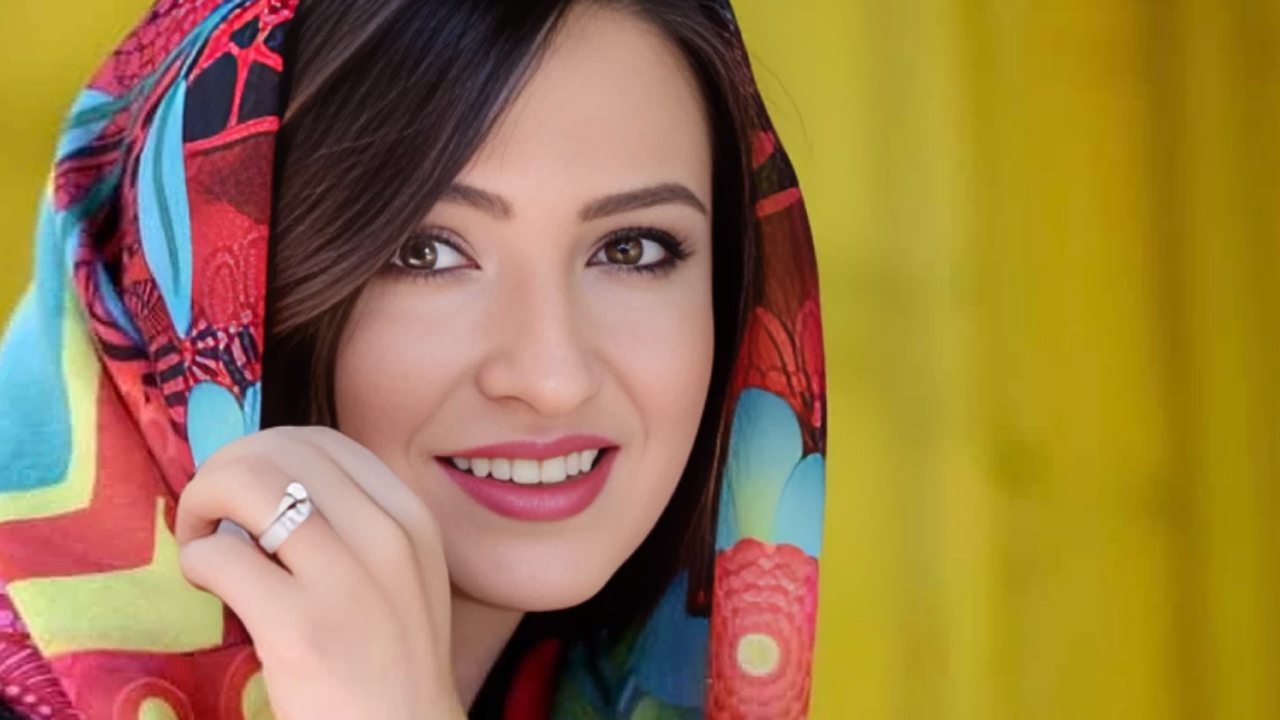 تصویر پربازدید از گلاره عباسی به همراه پدر و مادرش در مراسم اکران فیلم آخرش